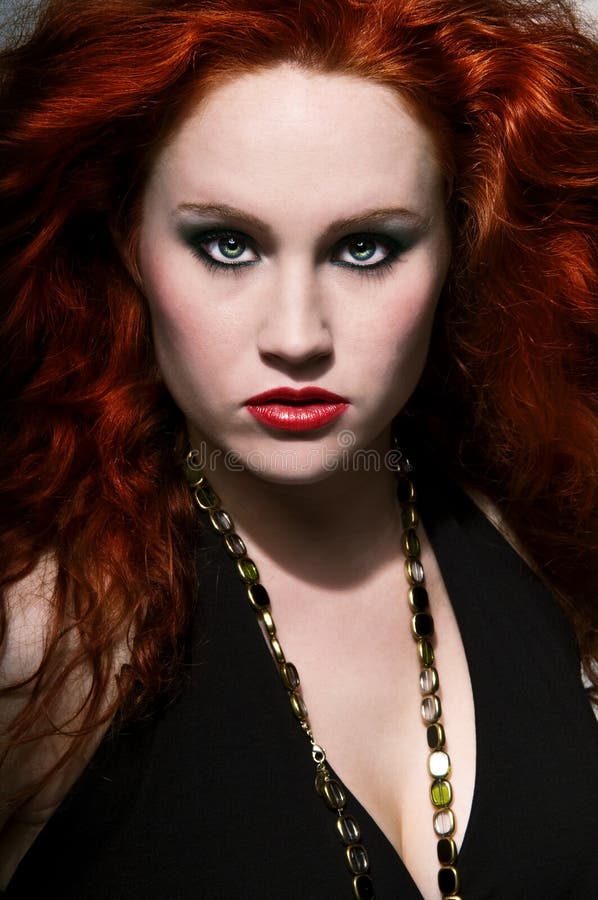 Femme Roux Avec Le Beau Long Cheveu Image stock - Image du charme ...