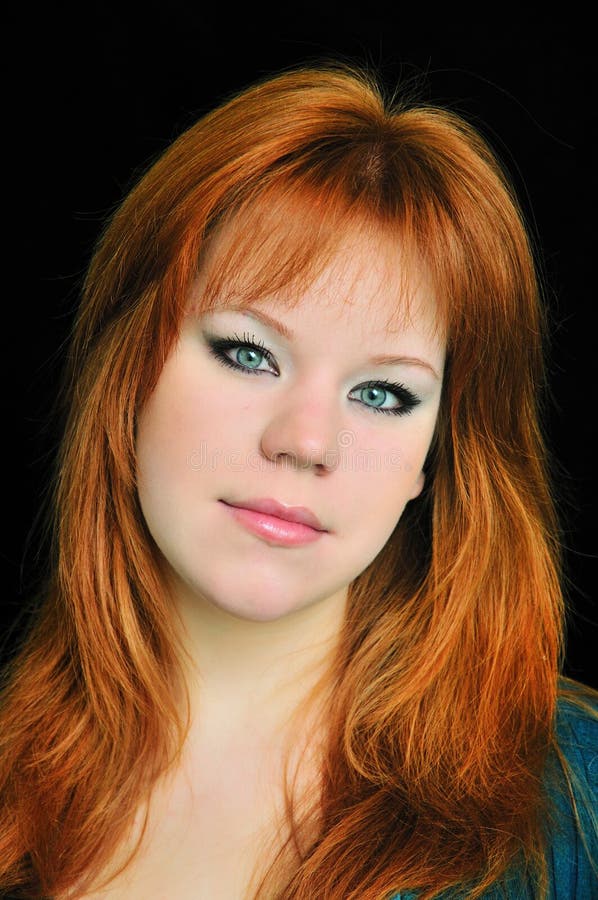 Beau roux aux yeux bleus photo stock. Image du cosmétiques - 1860480