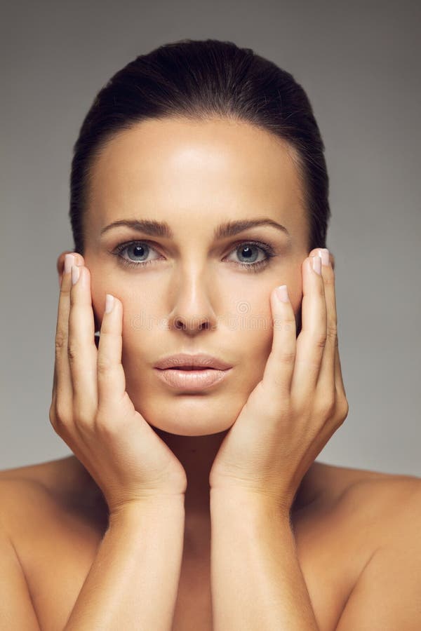 568 Photos de Jeune Femme Naturelle Avec Le Visage Clair - Photos de ...