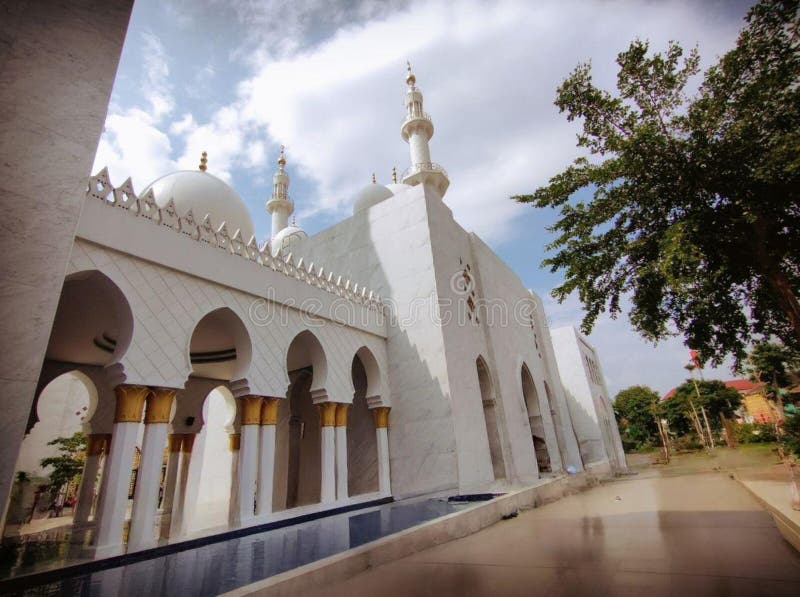 Beautiful Architecture of Syekh Zayed Mosque View from Side Corridor ...