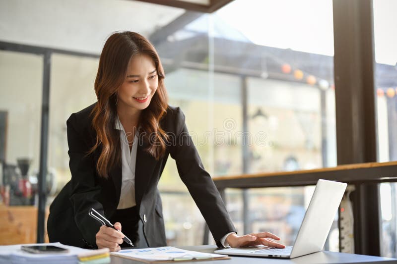 Beautiful Asian Business Leaning on Table, Managing Her Business Tasks ...