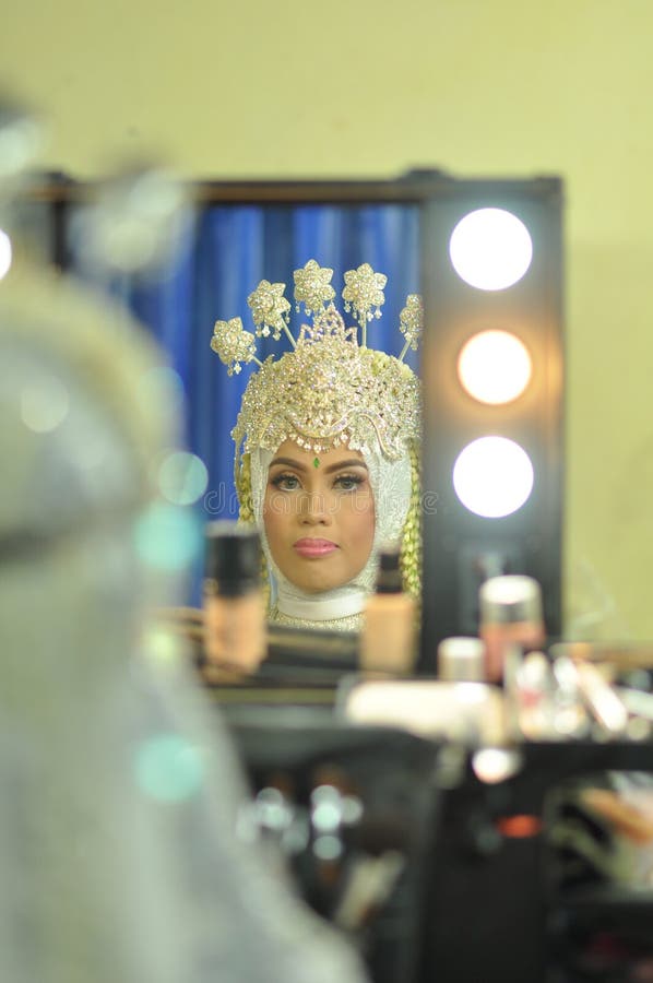 A Beautiful Bride in Front of the Mirror Stock Image - Image of bride ...