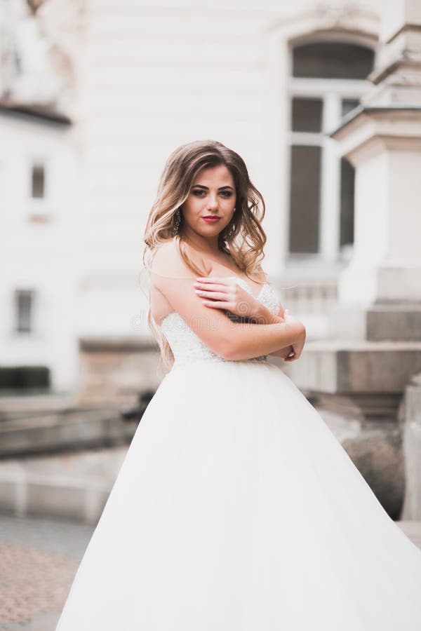 Beautiful Bride Wearing Fashion Wedding Dress with Feathers with Luxury ...