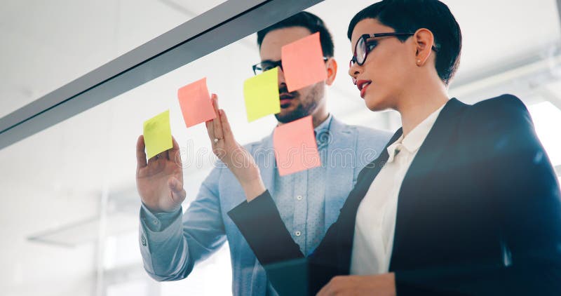 Businesswoman Using Sticky Notes at Office To Plan Project Stock Photo ...