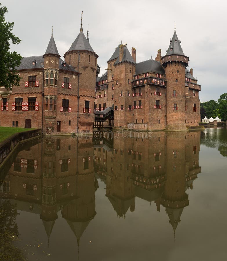 The Beautiful De Haar Castle Reflected in the Surrounding Moat ...