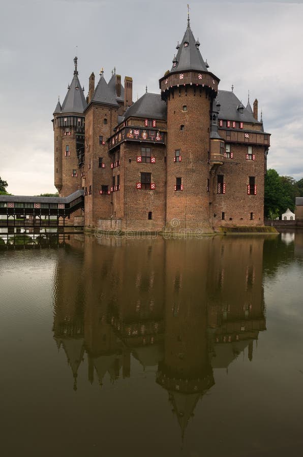 The Beautiful De Haar Castle Reflected in the Surrounding Moat ...