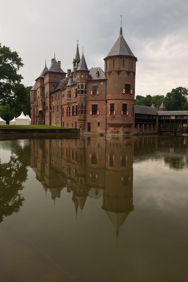The Beautiful De Haar Castle Reflected in the Surrounding Moat ...