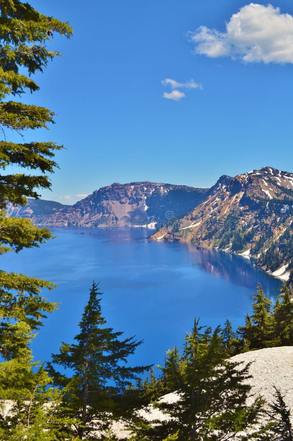 Beautiful Deep Blue Crater Lake in Oregon Editorial Stock Image - Image ...