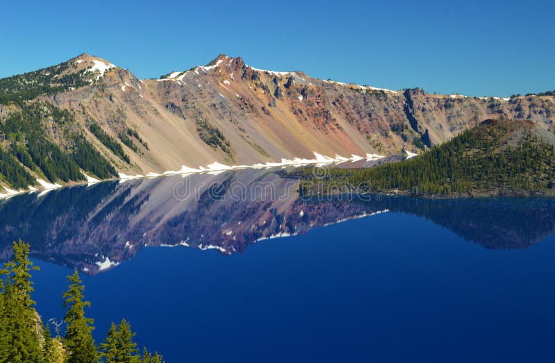 Beautiful Deep Blue Crater Lake in Oregon Editorial Stock Image - Image ...