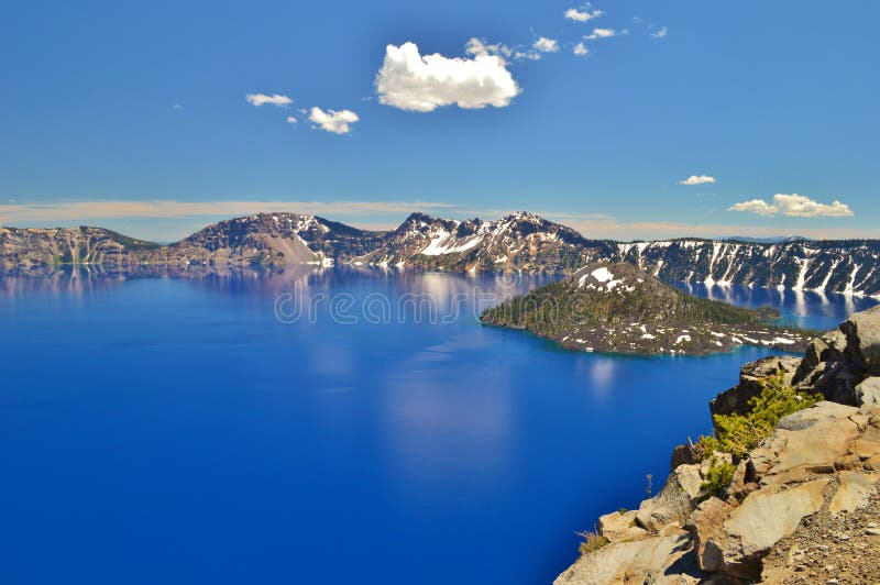 Beautiful Deep Blue Crater Lake in Oregon Editorial Photo - Image of ...