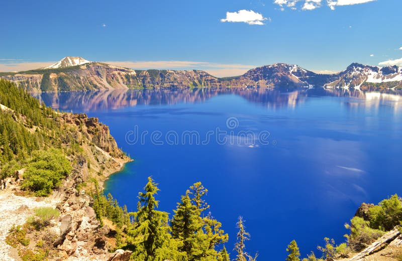 Beautiful Deep Blue Crater Lake in Oregon Editorial Stock Image - Image of colbolt, clouds ...