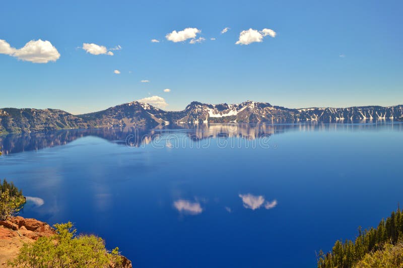Beautiful Deep Blue Crater Lake in Oregon Editorial Stock Photo - Image ...