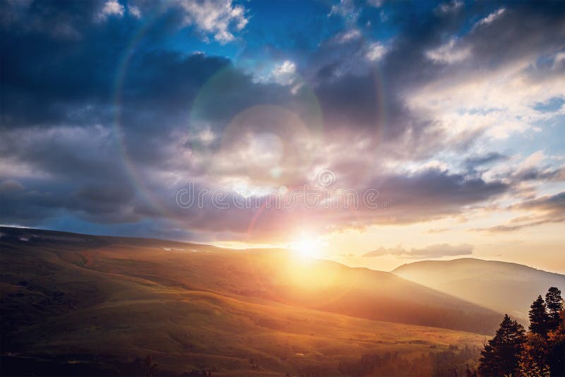 Beautiful Dramatic Sunset in Mountains. Landscape with Sun Light ...