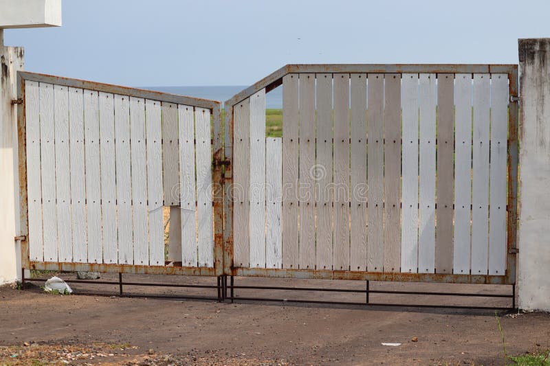 Beautiful and Durable Old Major Gate Design and Pattern Made of Wood ...