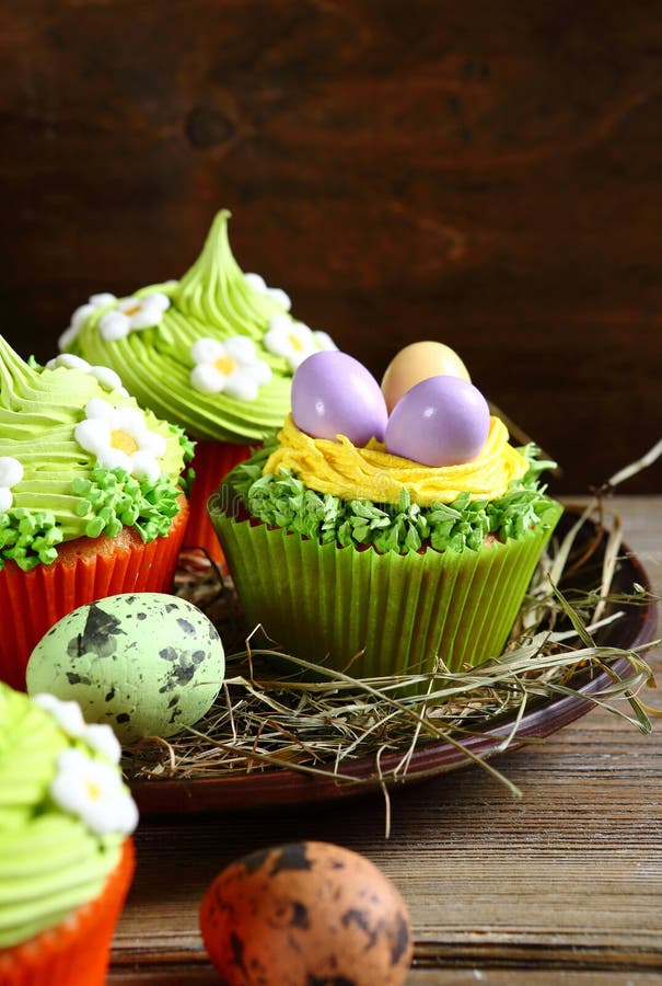Easter cupcakes on hay stock image. Image of icing, sugar - 53936139