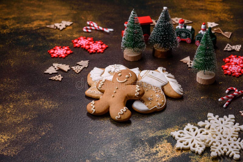 Beautiful Gingerbread on a Brown Ceramic Plate with Christmas Tree ...