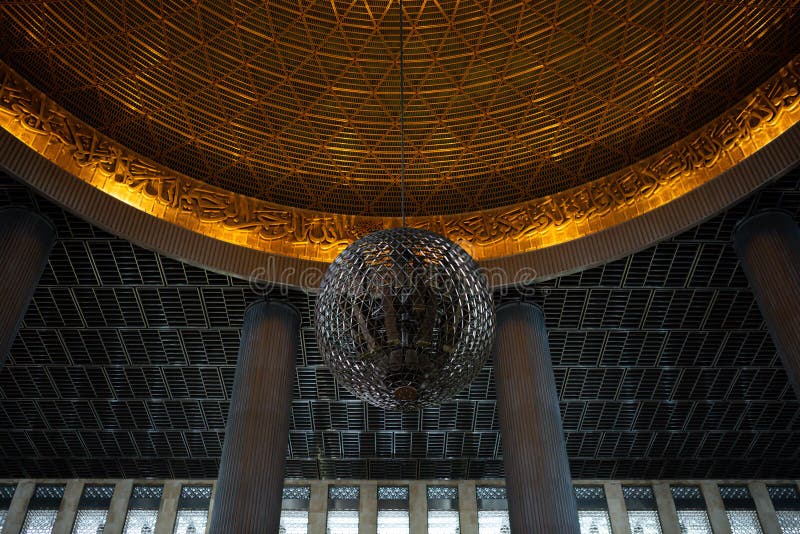 Beautiful Interior Geometric Line Patterns of Architectural Ceiling ...