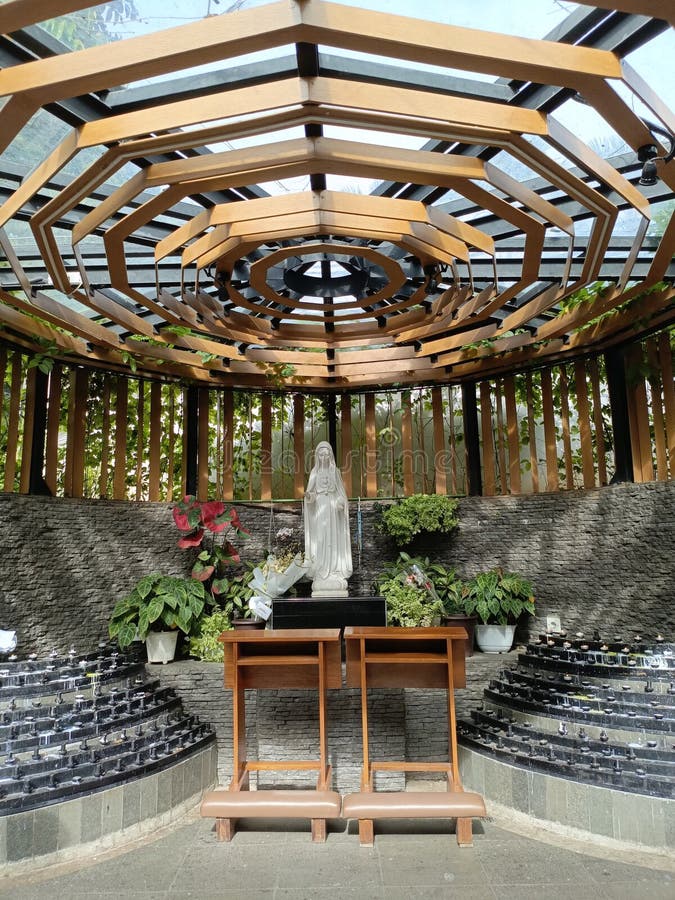 A Beautiful Mary Statue at a Church Editorial Stock Image - Image of ...