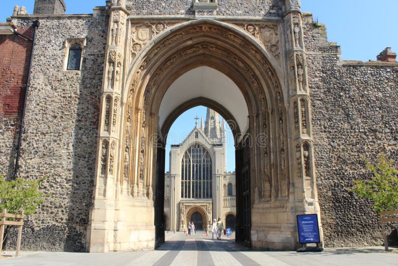 The main door of mosque editorial stock photo. Image of open - 136100883