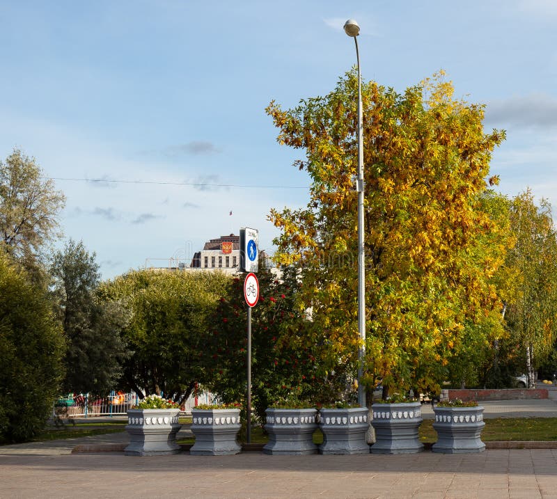 A Beautiful Path on the Central Square of the City of Tyumen in Autumn ...