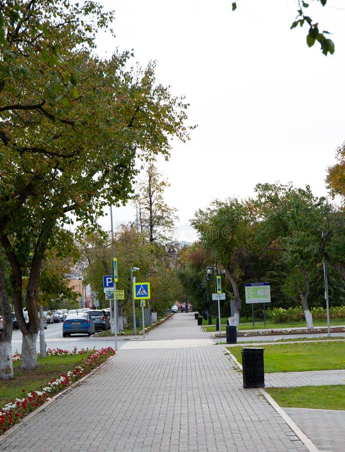 A Beautiful Path on the Central Square of the City of Tyumen in Autumn ...
