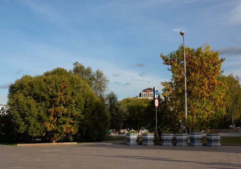 A Beautiful Path on the Central Square of the City of Tyumen in Autumn ...