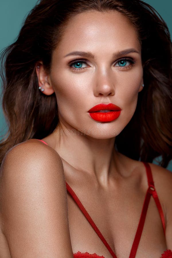 Beautiful Woman In A Hollywood Manner With Curls Natural Makeup And