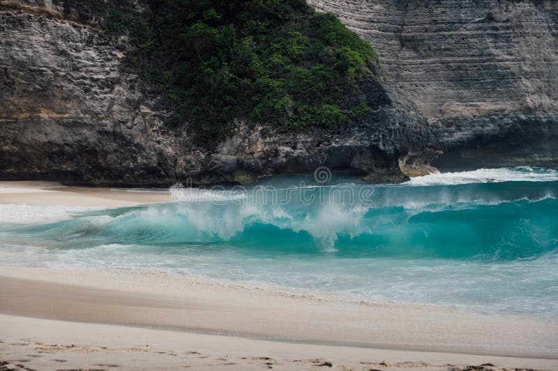 The Beautiful Shape of the Wave on the Shore of the Kelingking Beach ...