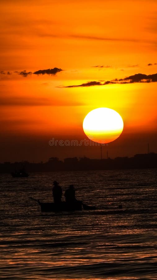 Beautiful Sunrises and Sunsets Stock Photo - Image of sunshine, waves ...
