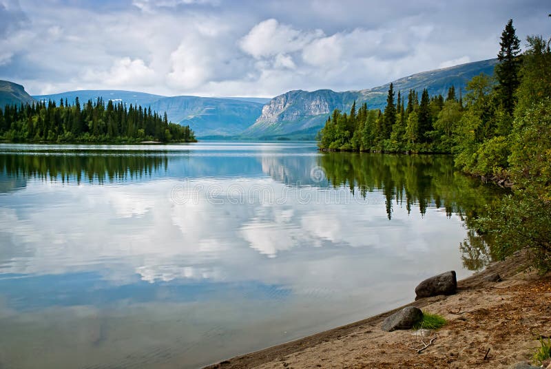 Beautiful Tranquil Landscape with Mountains and Reflection of Cl Stock ...