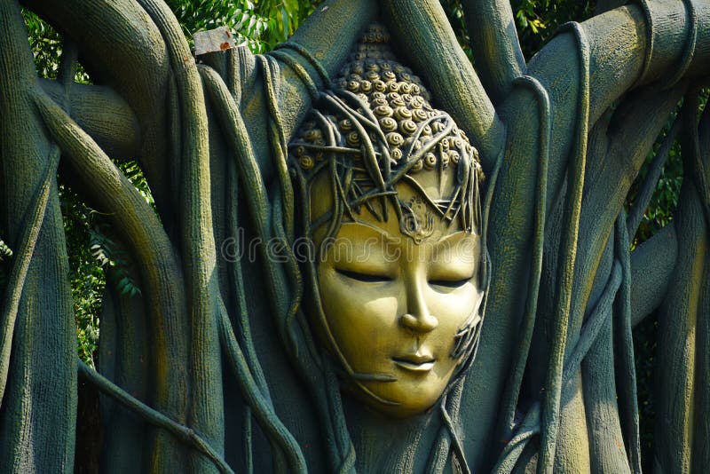 Beautiful Tree Structured Buddha Idol at Noida Entry Gate Editorial ...