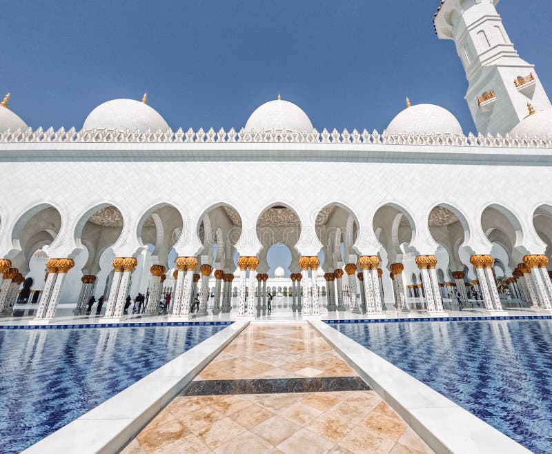 Beautiful View of the Sheikh Zayed Grand Mosque in Abu Dhabi Editorial ...