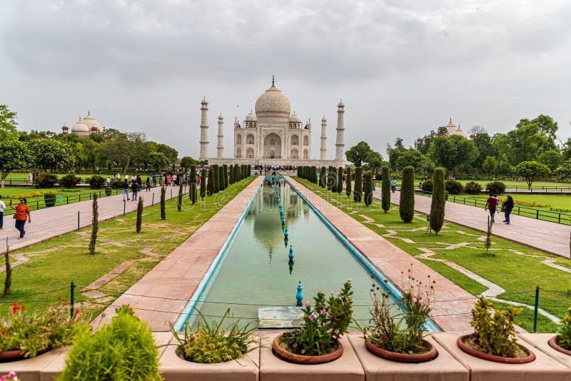 Beautiful View of Taj Mahal from Main Entrance Editorial Photography ...