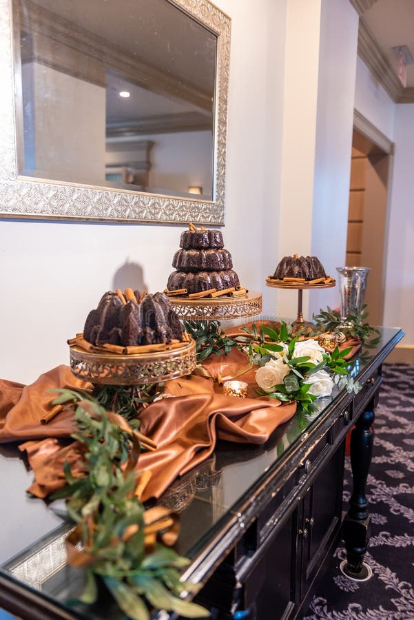 Beautiful Wedding Table Setup with Chocolate Cakes Decorated with ...