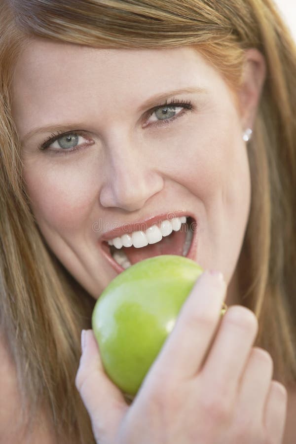 34+ Pretty women eating green apple Free Stock Photos - StockFreeImages