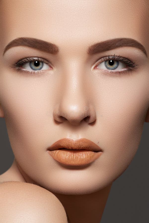 Beauty Model with Natural Eyebrows & Lips Make-up Stock Photo - Image ...