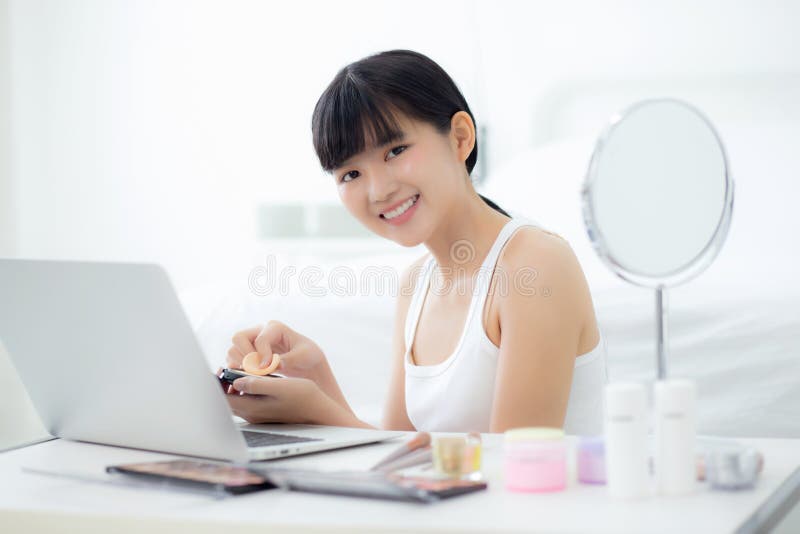 Beauty of Young Asian Woman with Learning Makeup with Powder Puff on ...