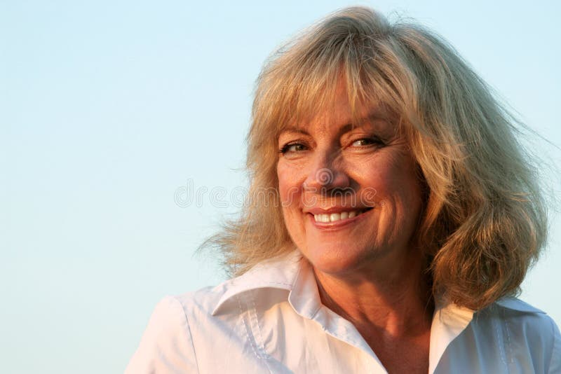 Beauté Mûre Savoir Le Sourire Photo Stock Image Du Durée Heureux