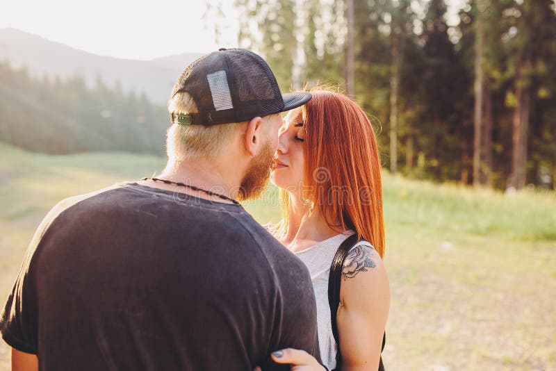 Beaux Couples De Photo Dans Les Montagnes Photo Stock Image Du