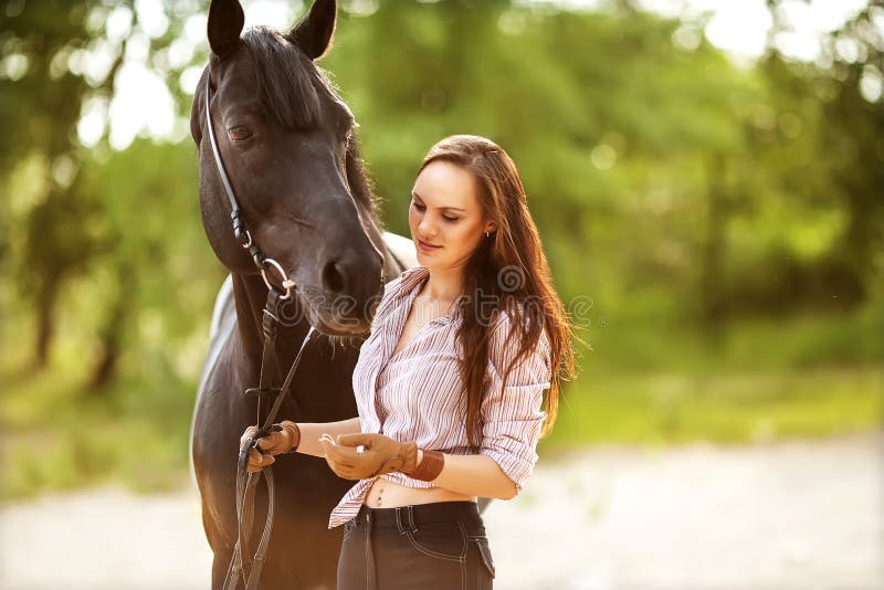 Jeune femme avec un cheval image stock. Image du adulte - 42313823
