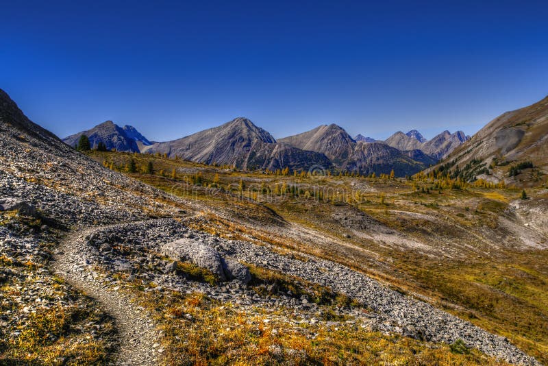 Beaux Paysages De Montagne En Automne Photo stock - Image du passage ...