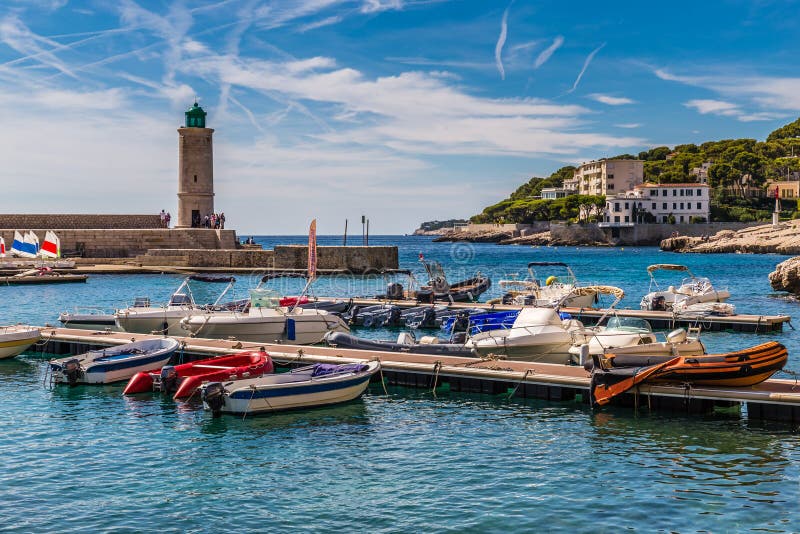 Beaux Phare Et Bateaux Dans Les Cassis, Frances Image stock - Image du ...