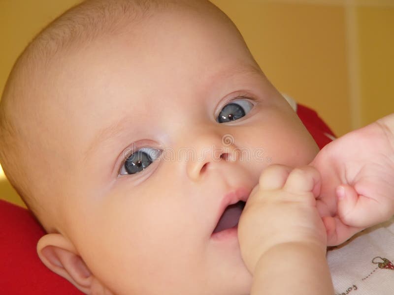 Bebé imagen de archivo. Imagen de newborn, inocente, poco - 1334005