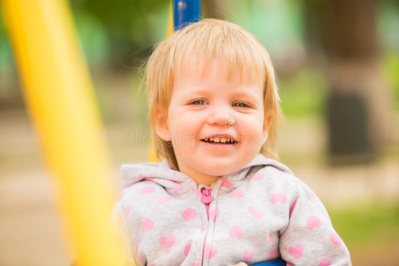 Bebé Alegre Adorable Joven Que Juega En Parque Imagen de archivo ...