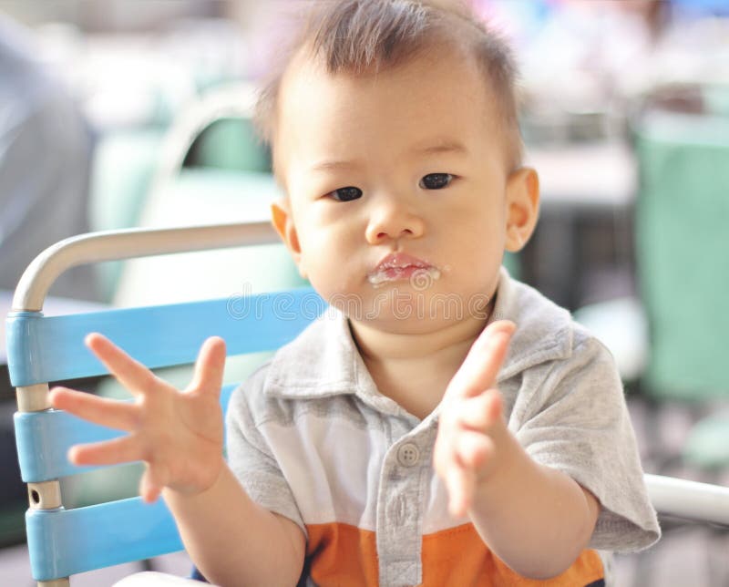 Bebé asiático que aplaude foto de archivo. Imagen de singapur - 24098696