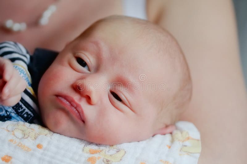 Bebé cansado foto de archivo. Imagen de retrato, llevado - 20260992