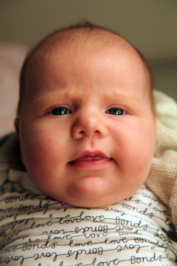 El Bebé Rubio Caucásico Lindo Con El Niño De Los Ojos Azules De 2 Años ...