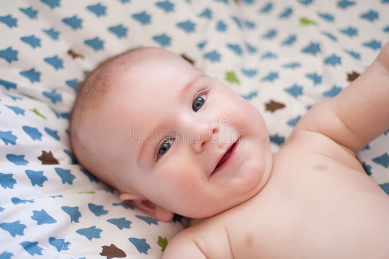 Perfil Del Bebé Caucásico - Ojos Azules Foto de archivo - Imagen de ...