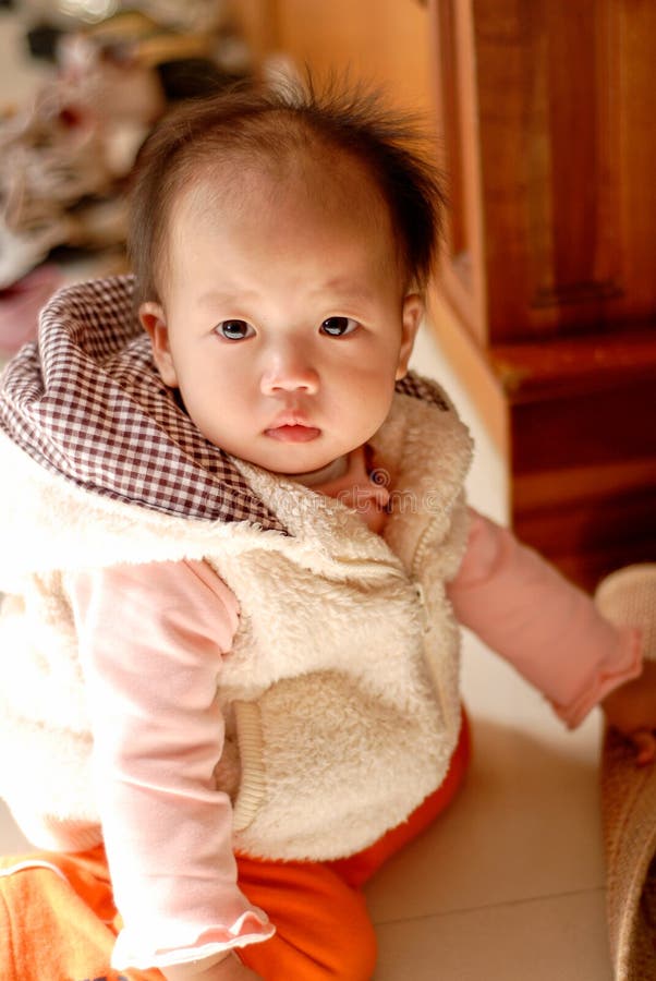 Bebé Chino Que Juega La Arena Foto de archivo - Imagen de sonriente ...