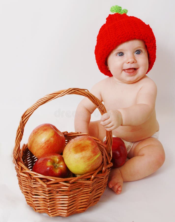 Bebé com cesta da maçã foto de stock. Imagem de chapéu - 27752338